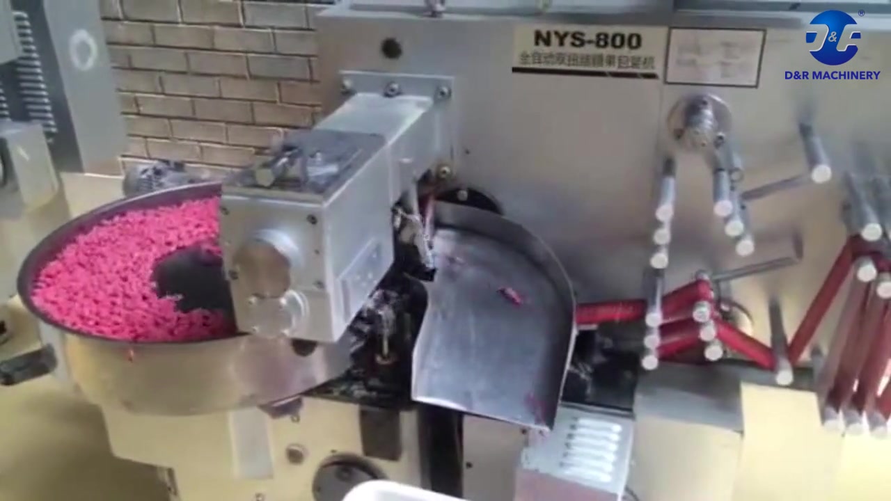 Double twisting packing machine